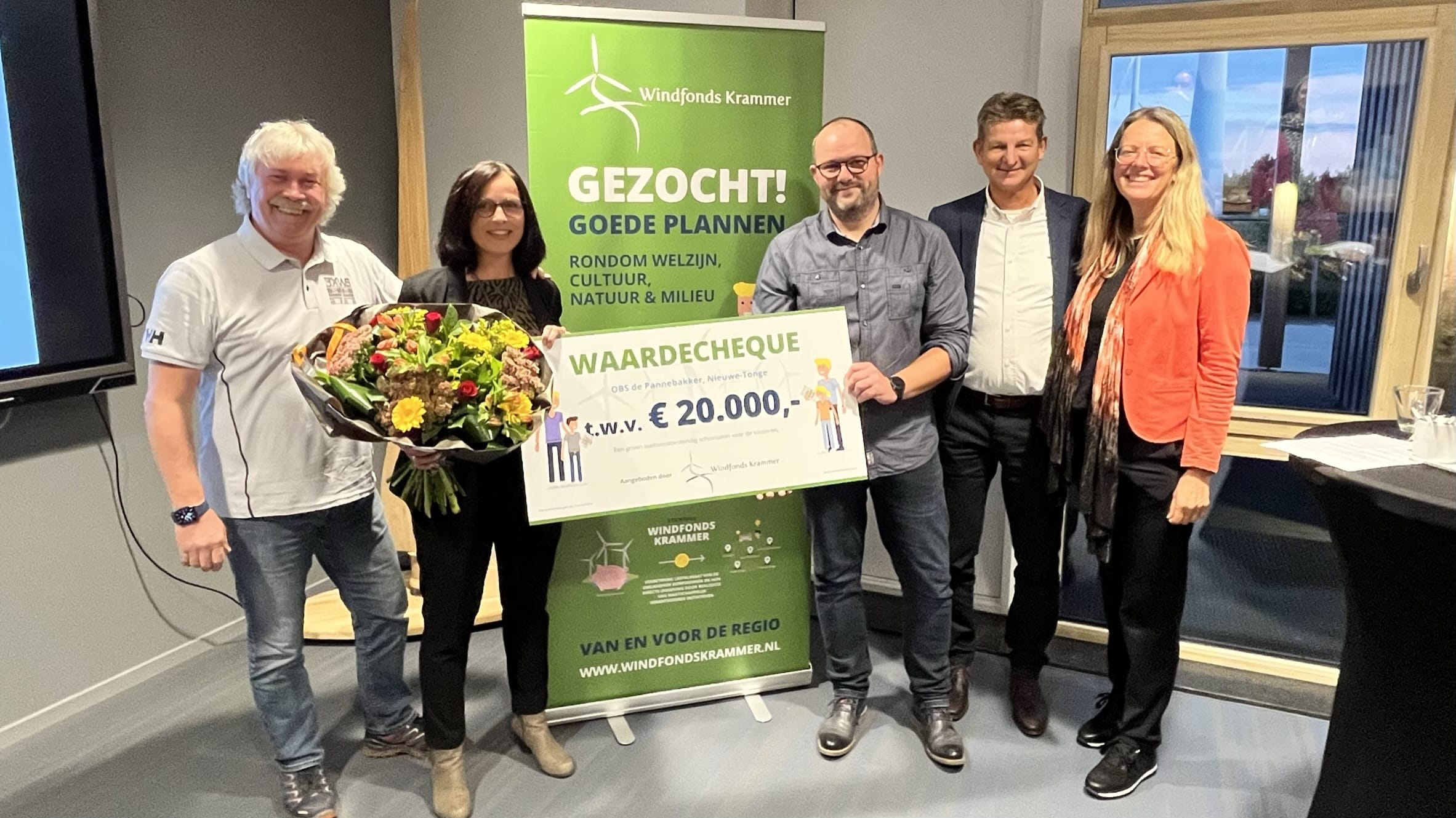 OBS De Pannebakker ontvangt een cheque van Windpark Krammer. - SOPOGO